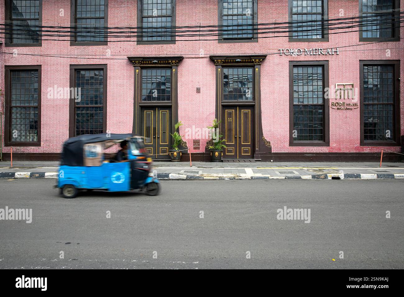 Jakarta toko merah hi-res stock photography and images - Alamy