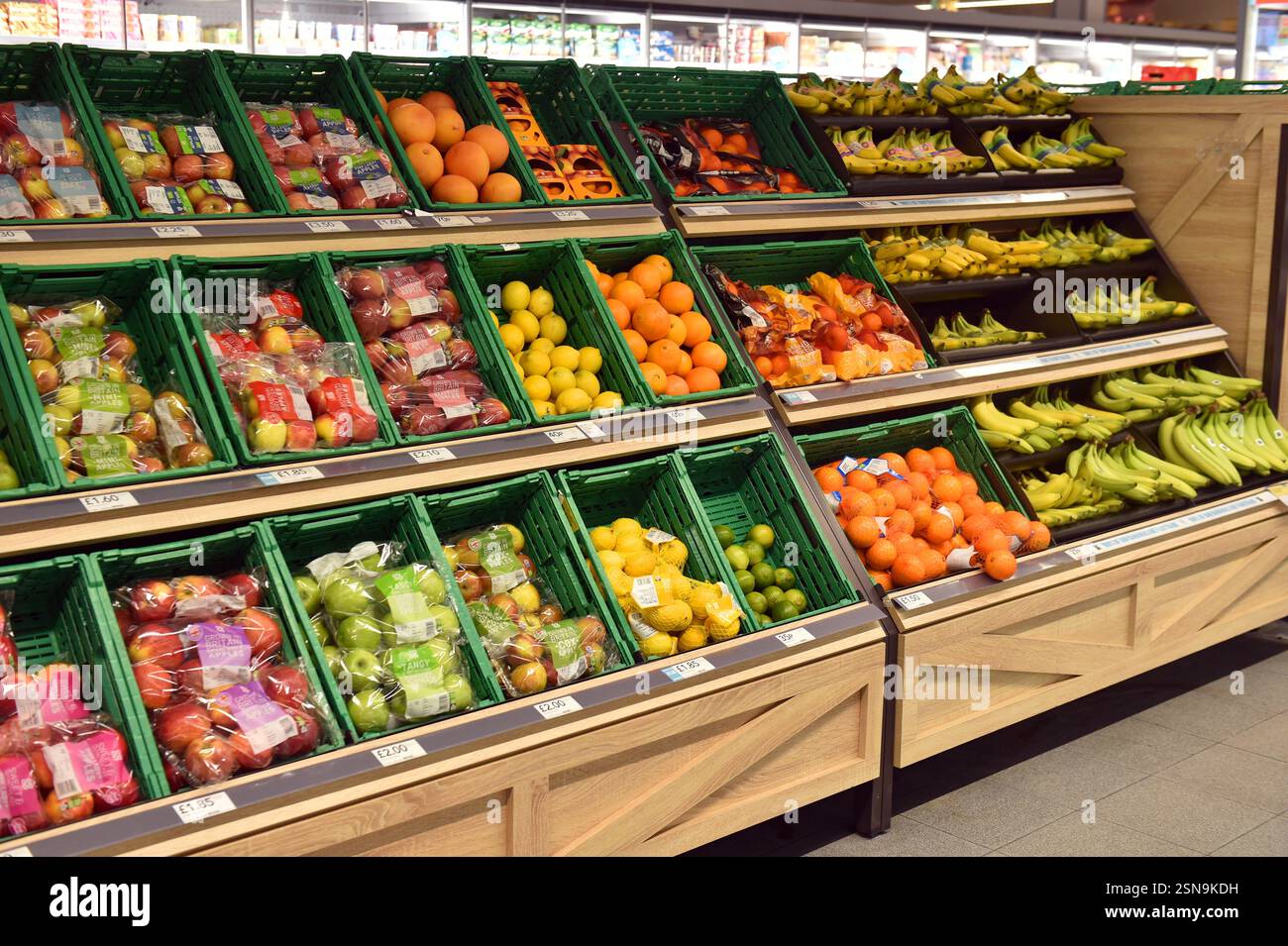 Fruit and veg on display in a supermarket Stock Photo - Alamy