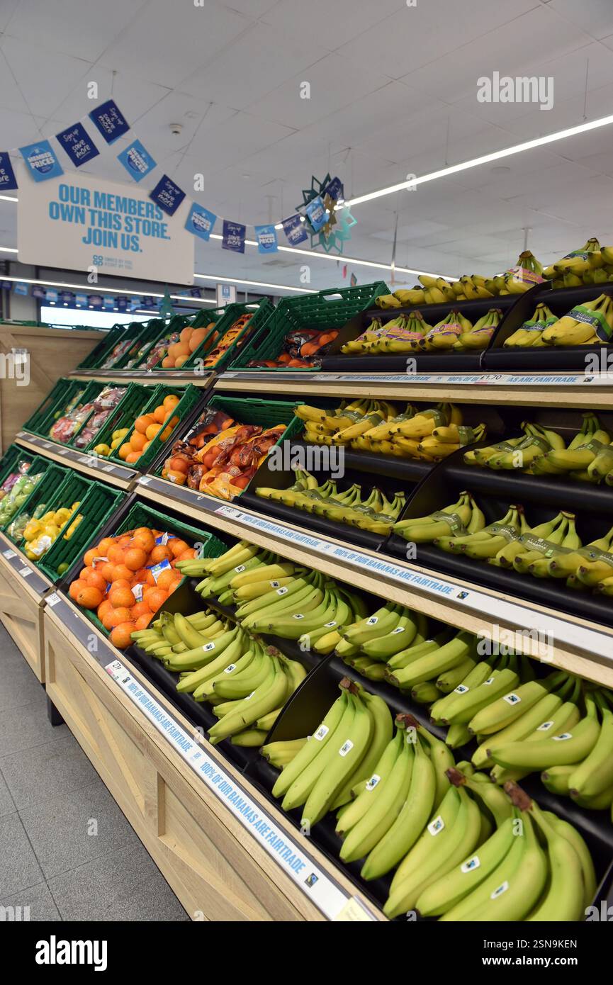 Produce on display shelves in hi-res stock photography and images - Alamy