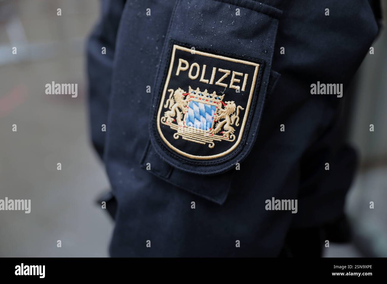 Landeswappen der Polizei Bayern. Polizeibeamter der Bayerischen ...