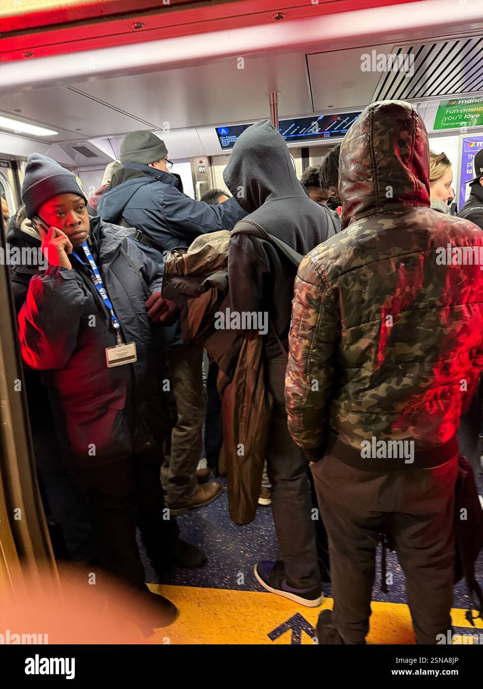 Crowded subway train platform in New York City Stock Photo - Alamy