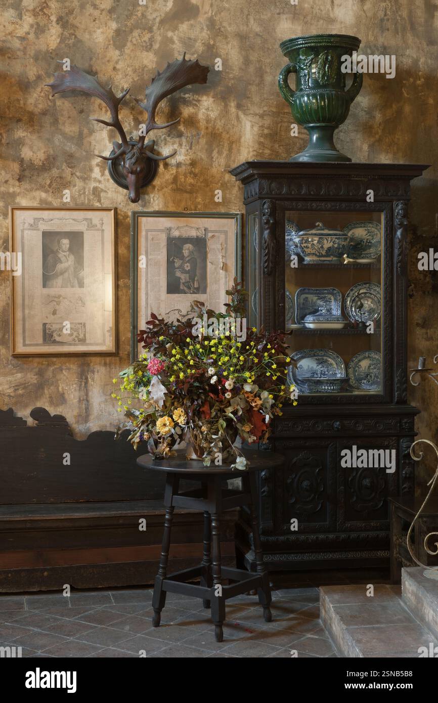 Palazzo Mondo - Piano terra. Sala dei trofei. Panca in legno con grande ...