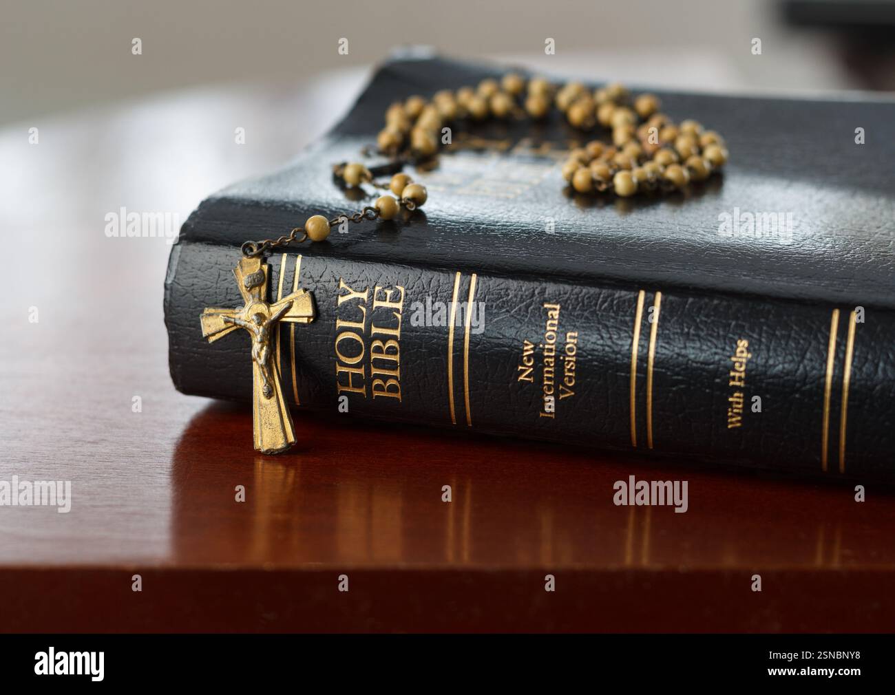 Holy Bible and rosary on wooden desk Stock Photo - Alamy