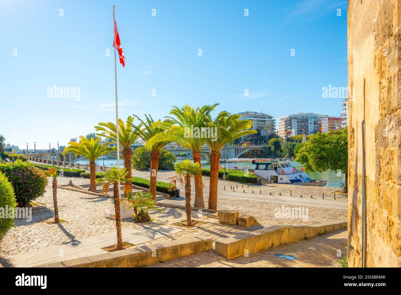 Trees along waterfront promenade hi-res stock photography and images ...