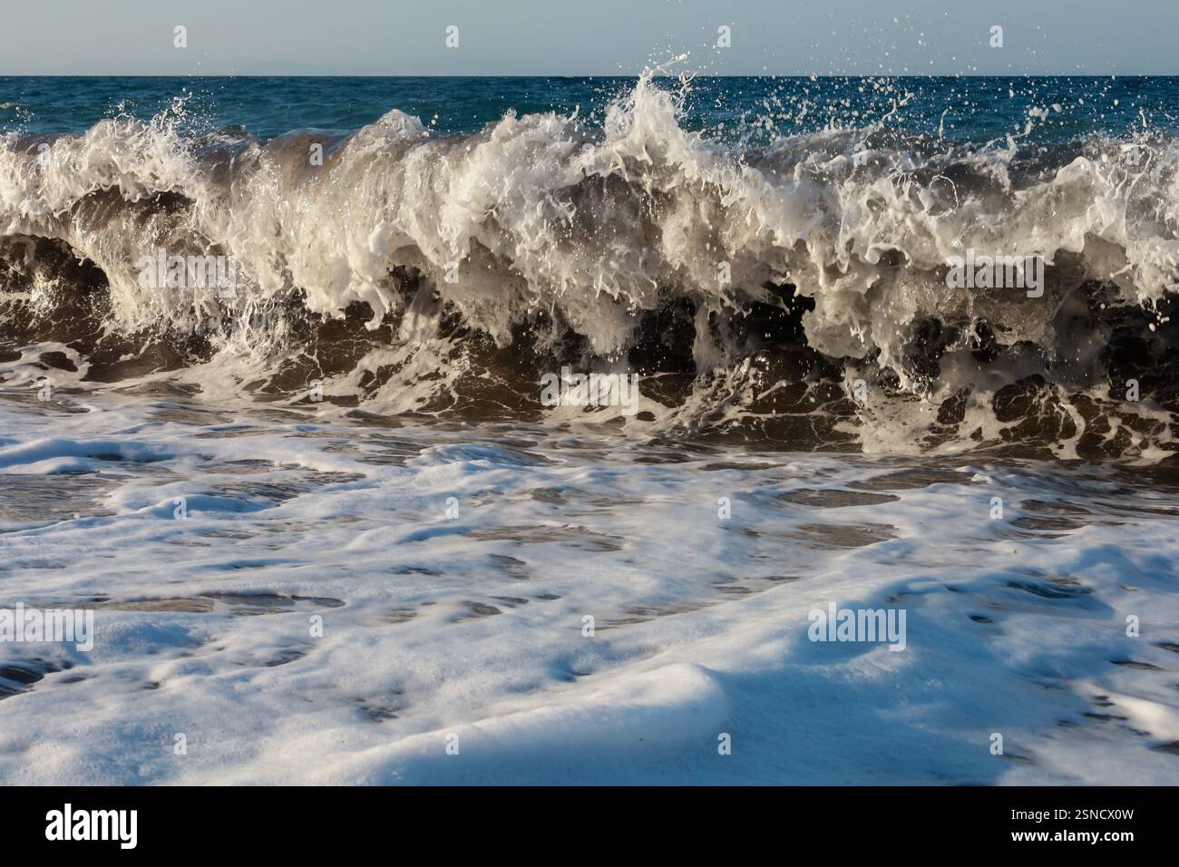 Dramatic scene foamy ocean waves hi-res stock photography and images ...