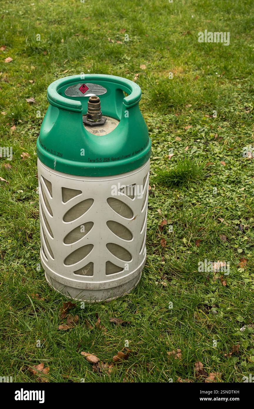 Green propane gas tank icon hi-res stock photography and images - Alamy
