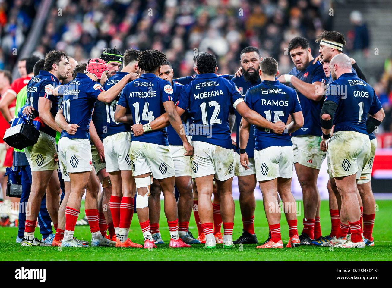 French team players in group during the 6 or Six Nations Championship ...