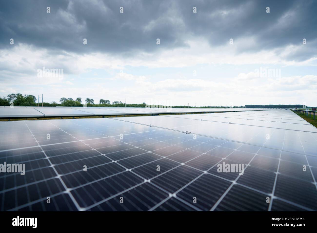 Deutschlands größter Solarpark mit 40.000 drehbaren Modulen eingeweiht ...