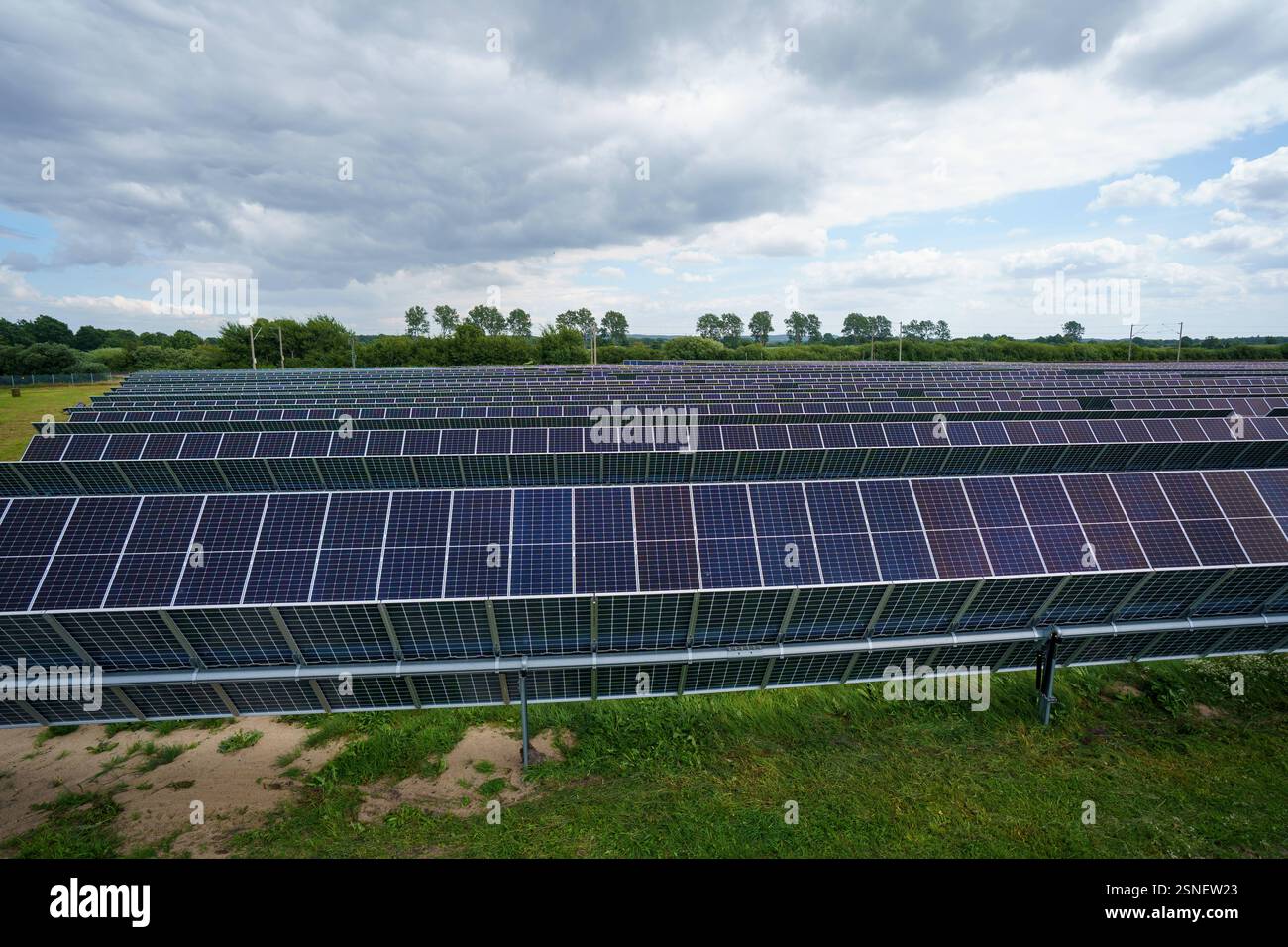 Deutschlands größter Solarpark mit 40.000 drehbaren Modulen eingeweiht ...