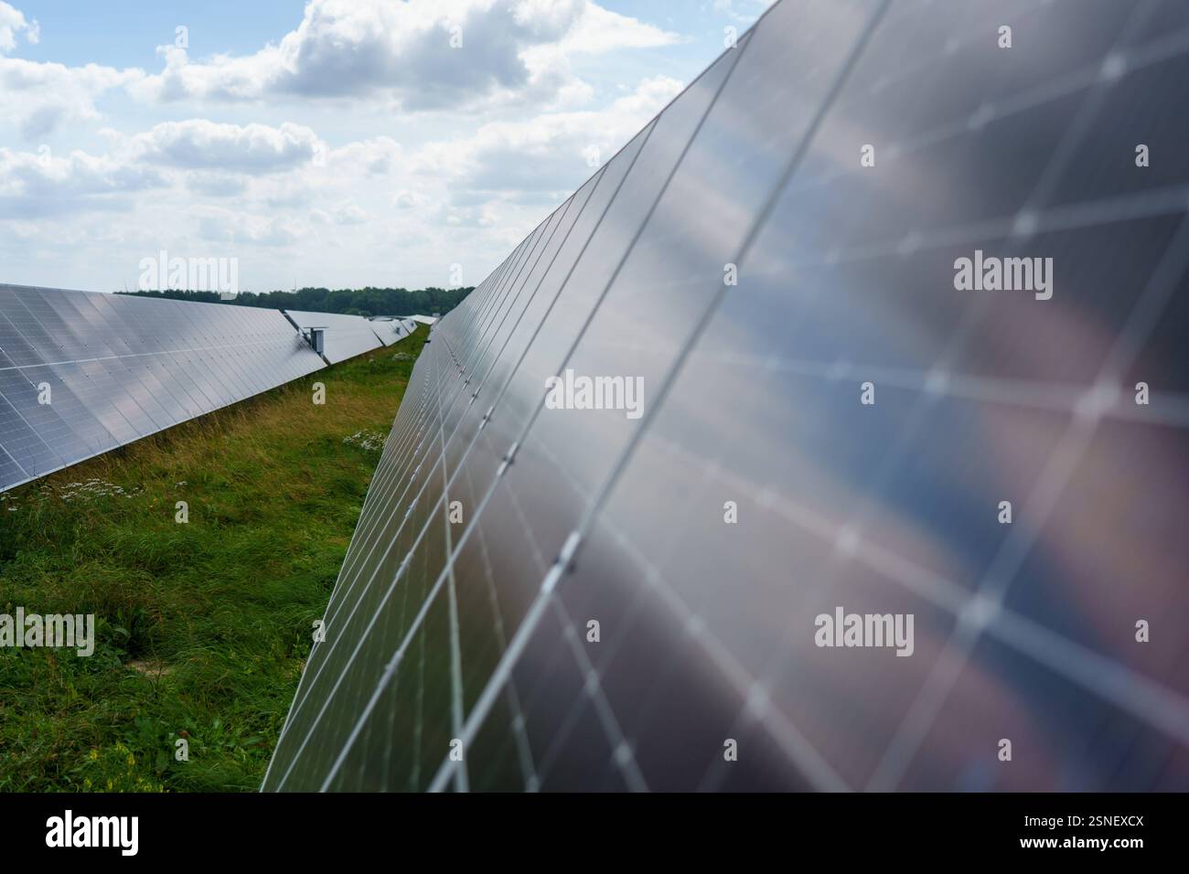 Deutschlands größter Solarpark mit 40.000 drehbaren Modulen eingeweiht ...