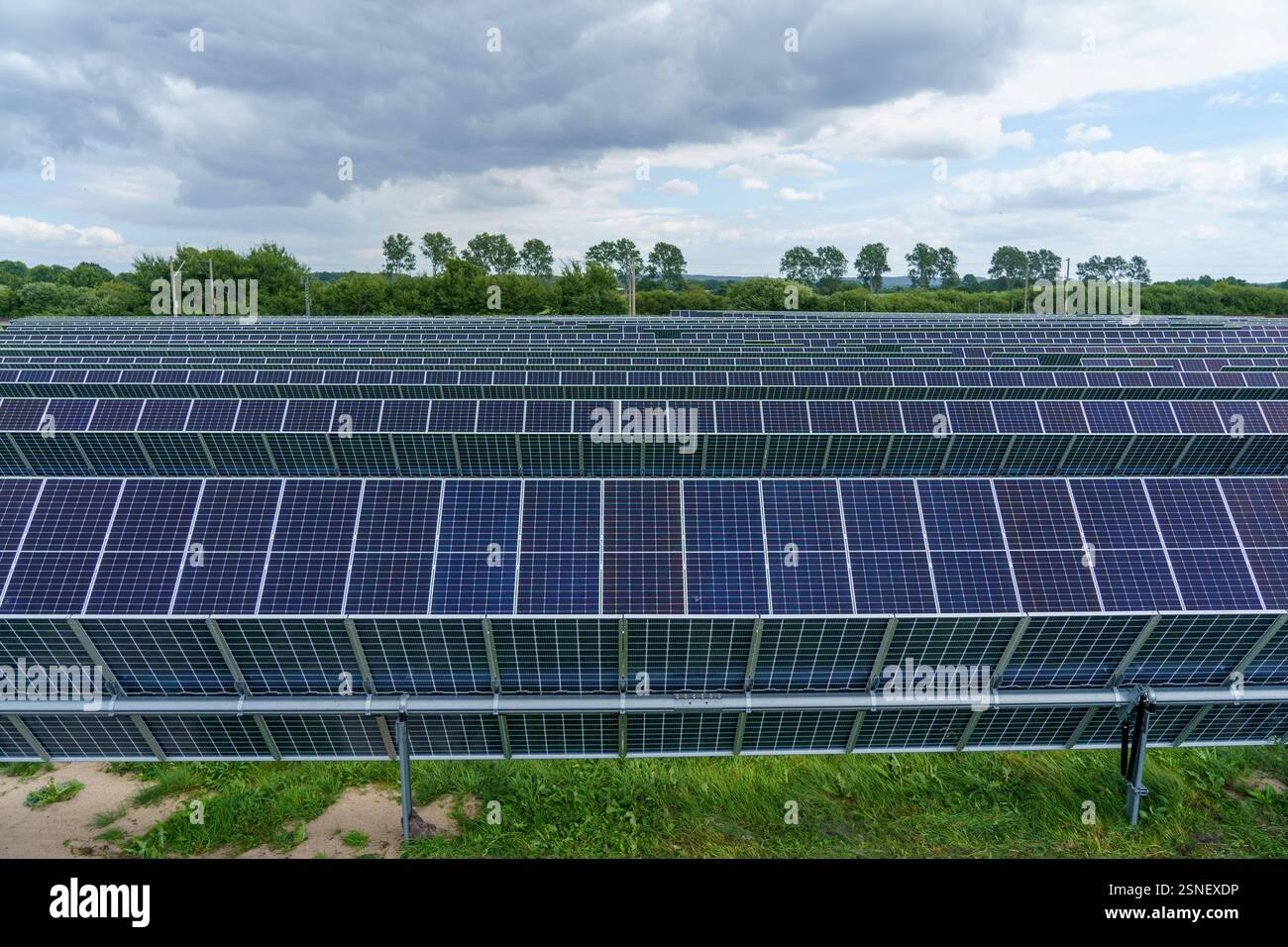 Deutschlands größter Solarpark mit 40.000 drehbaren Modulen eingeweiht ...