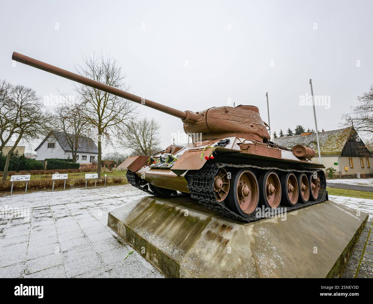 13 February 2025, Brandenburg, Kienitz: The monument to a Russian T34 ...