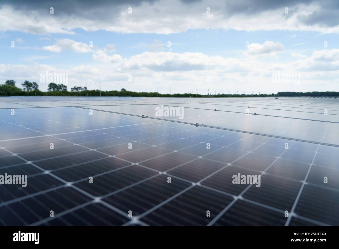 Deutschlands größter Solarpark mit 40.000 drehbaren Modulen eingeweiht ...