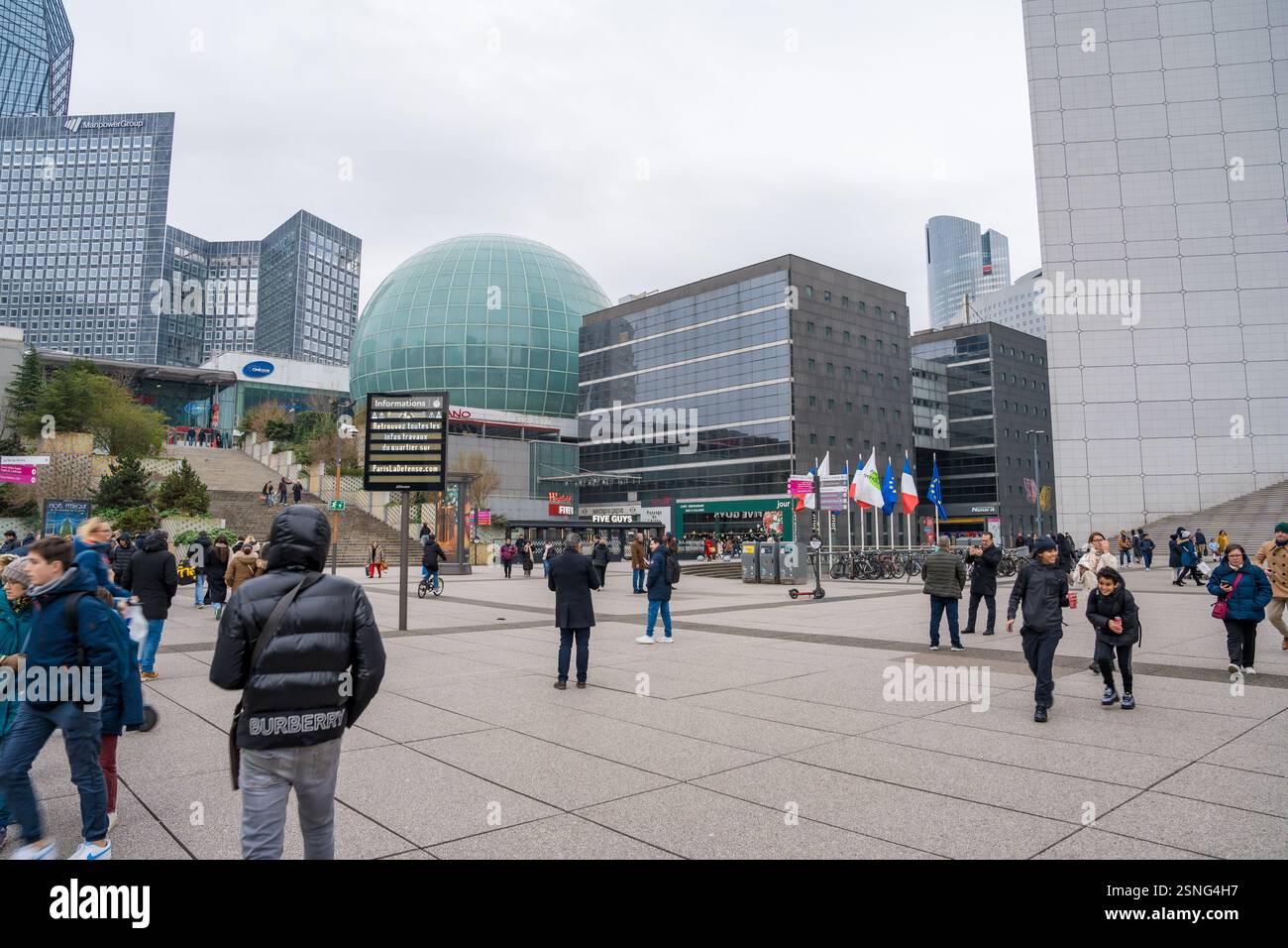 Busy urban plaza bustling hi-res stock photography and images - Alamy