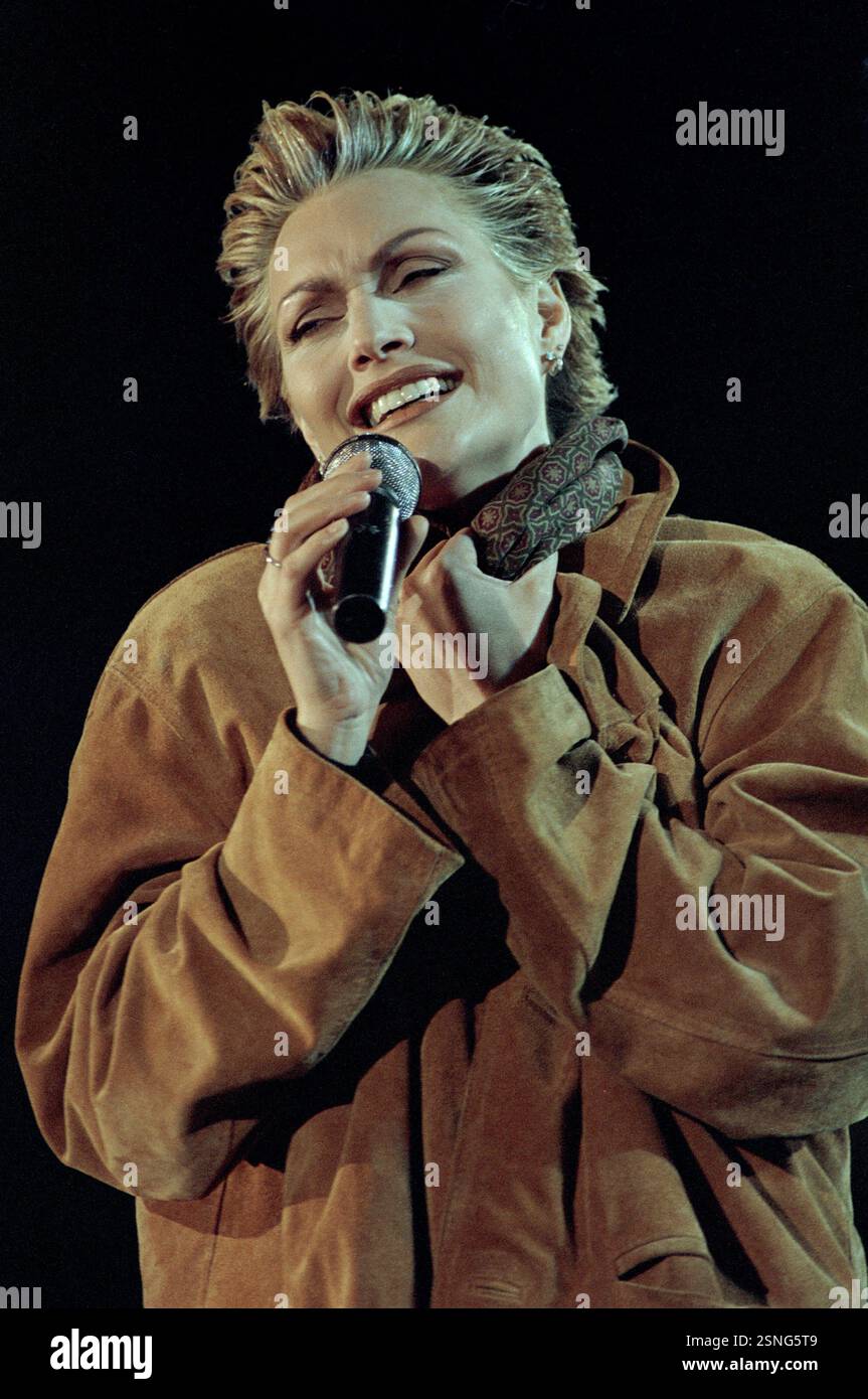 Anna oxa images 1997 hi-res stock photography and images - Alamy