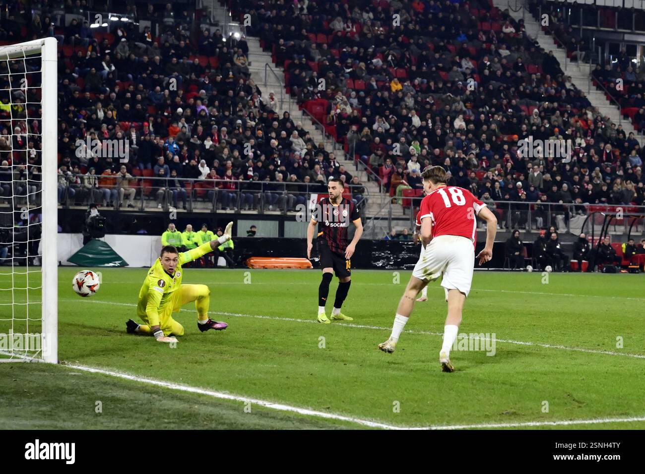 ALKMAAR - David Moller Wolfe of AZ Alkmaar scores the 4-1. (l-r ...