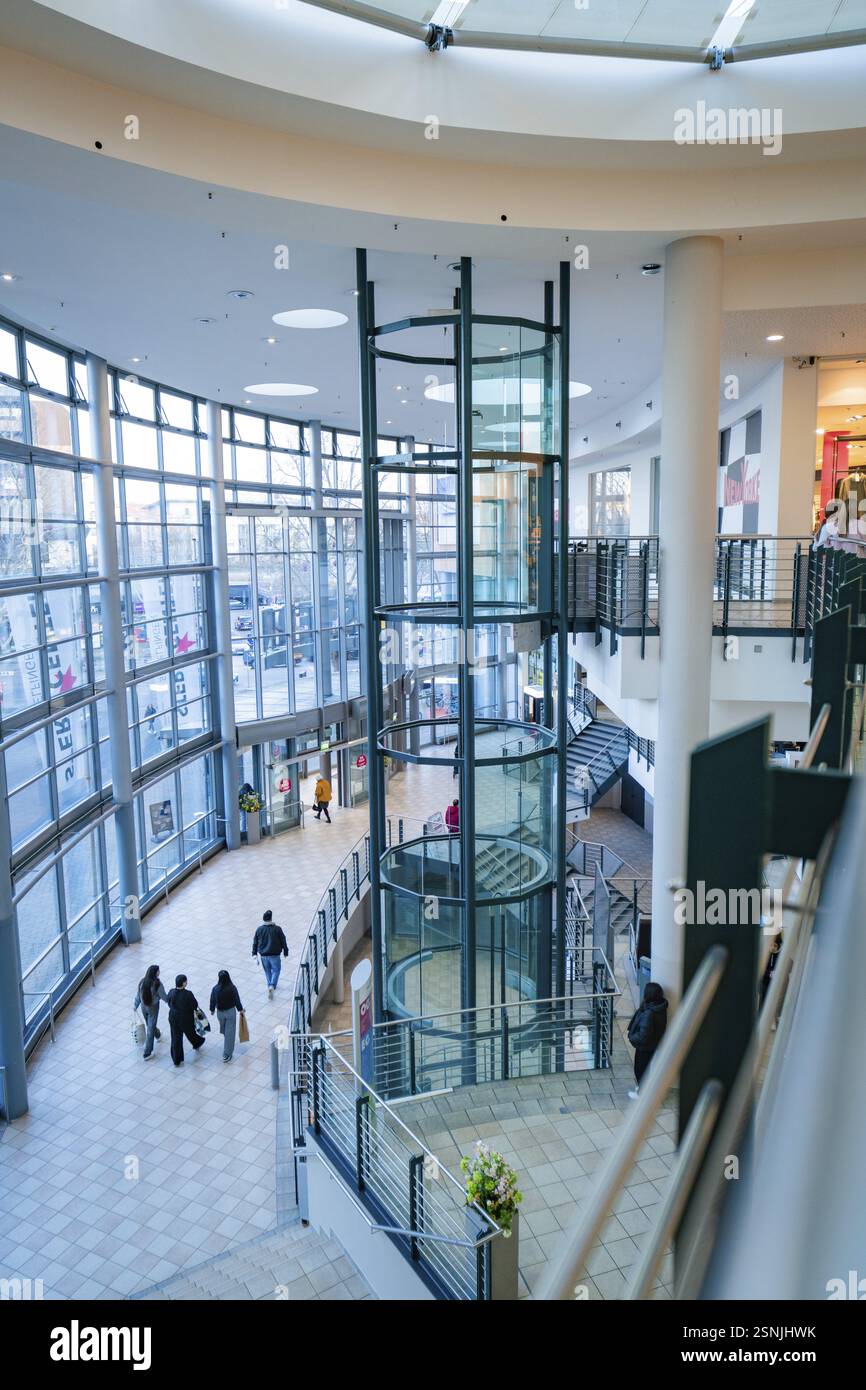 Glass elevators in shopping mall hi-res stock photography and images ...