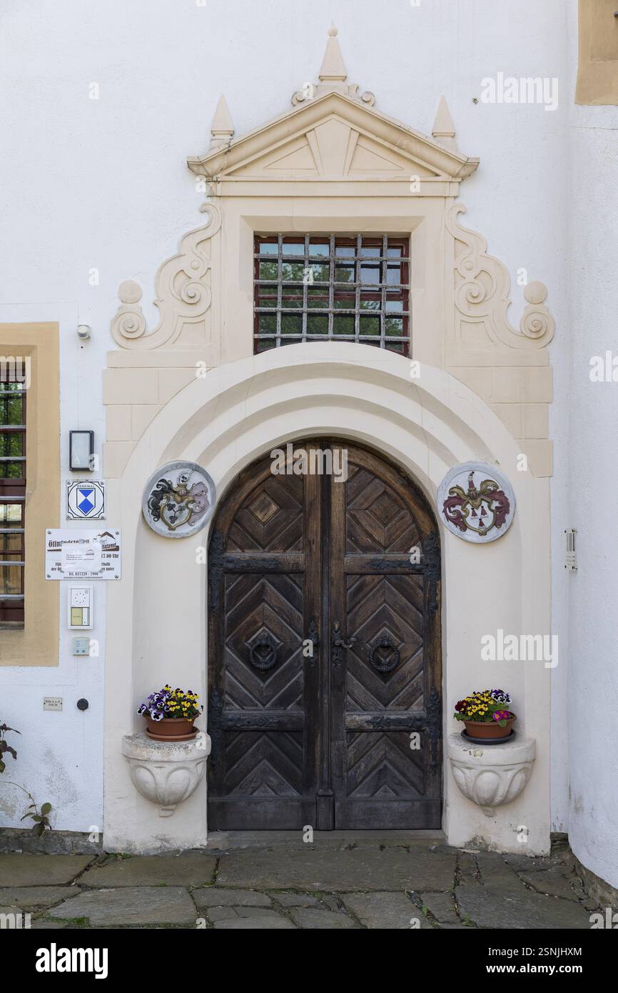 Entrance with seating niche portal and coat of arms, Majoratsgut of the ...