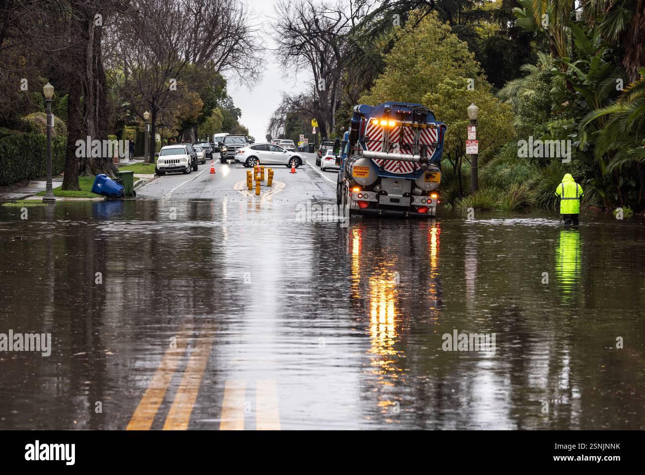 Los Angeles, USA. 13th Feb, 2025. Heavy rain falling in Los Angeles ...