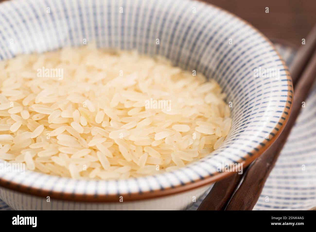 Bowl of parboiled risotto rice Stock Photo - Alamy