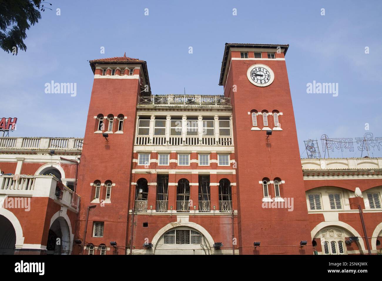 Exterior of Howrah Railway station, Calcutta Kolkata, West Bengal ...