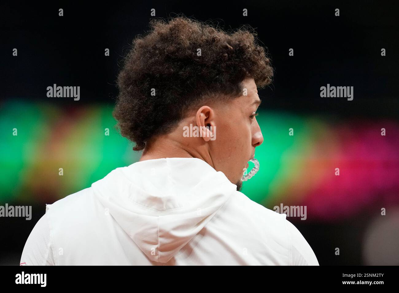 Kansas City Chiefs quarterback Patrick Mahomes warms up before the NFL ...