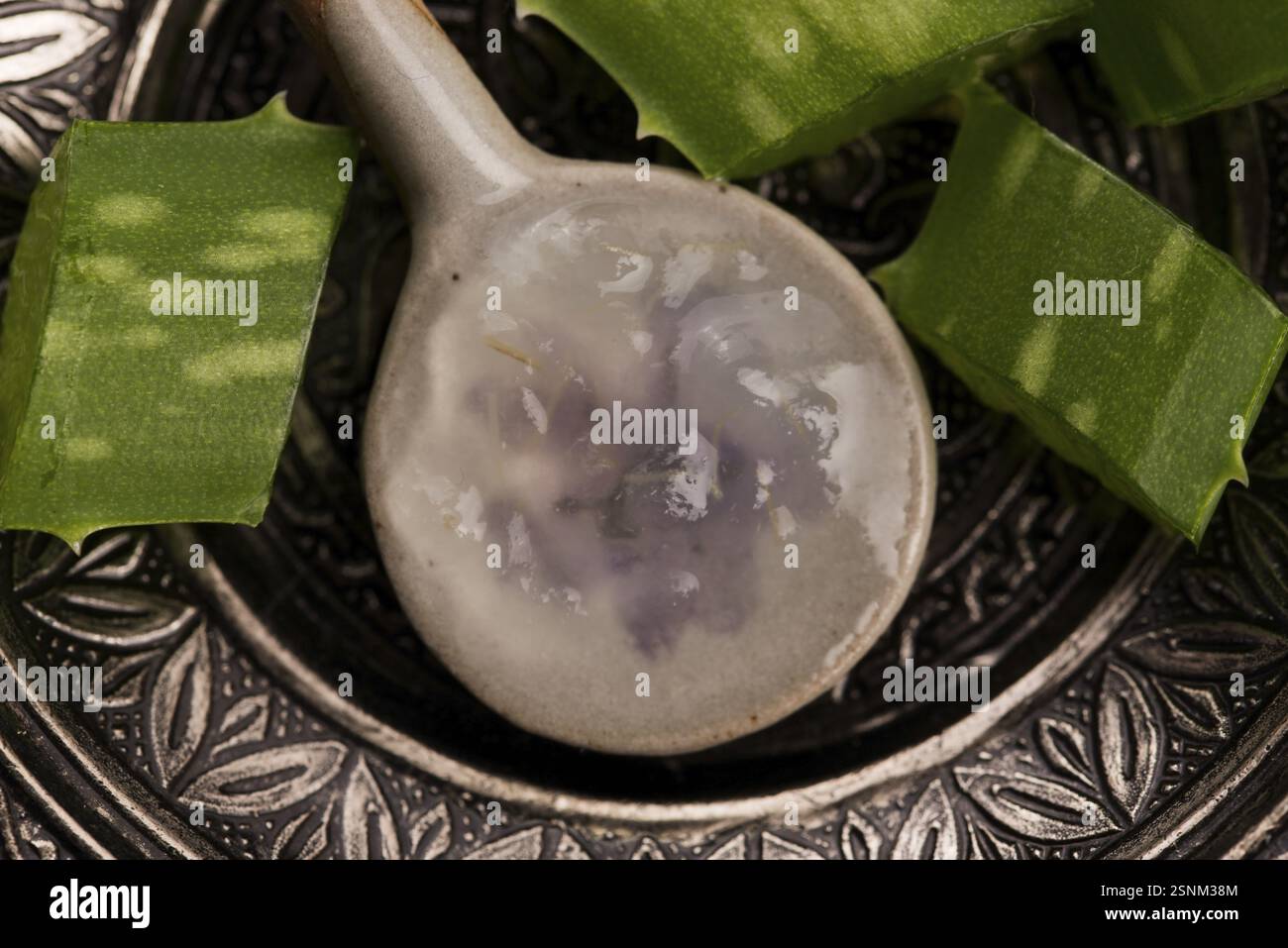 Aloe vera juice with fresh leaves Stock Photo - Alamy