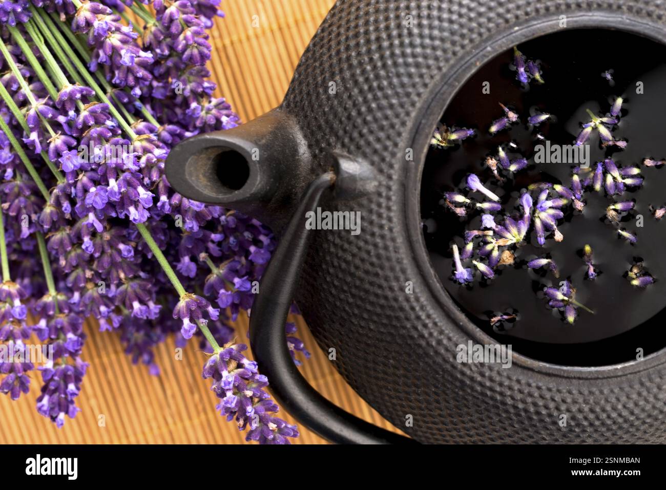 Pots of lavender pot of lavender hi-res stock photography and images ...