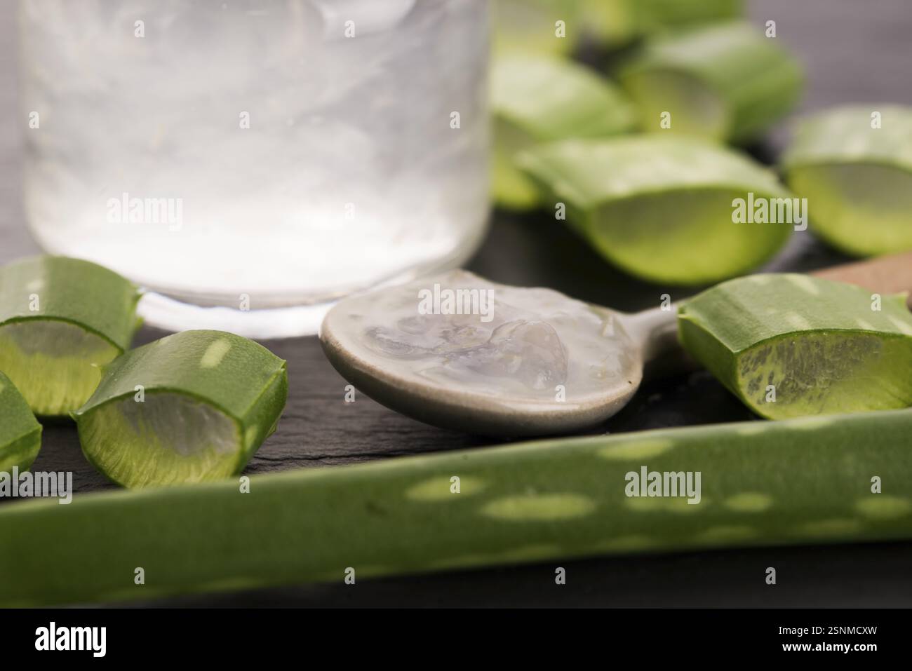 Aloe vera juice with fresh leaves Stock Photo - Alamy