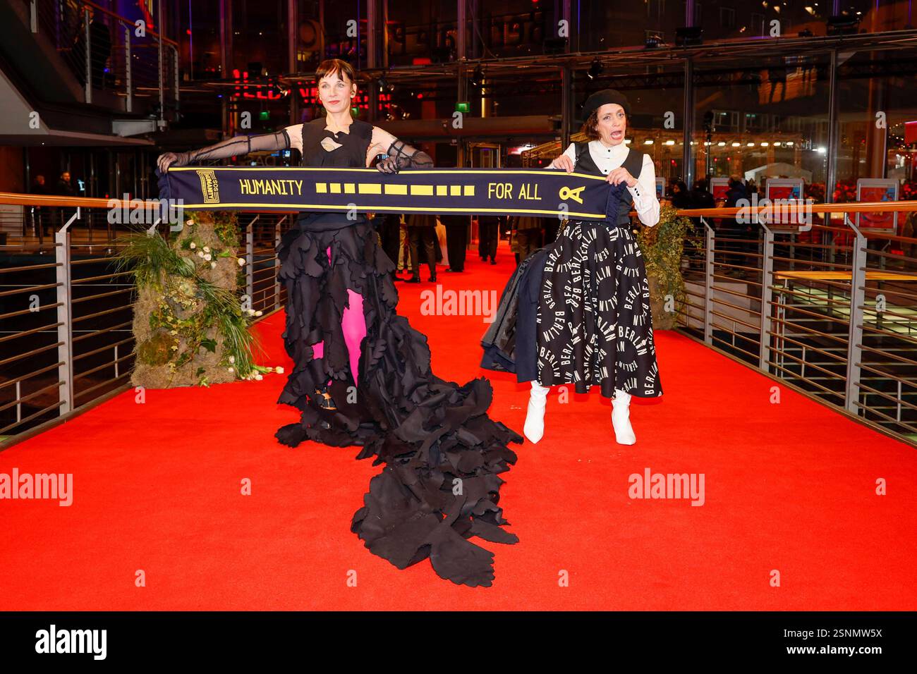 Meret Becker, Anna Thalbach bei der Premiere Das Licht und roter Teppich zur Eröffnung der 75 ...