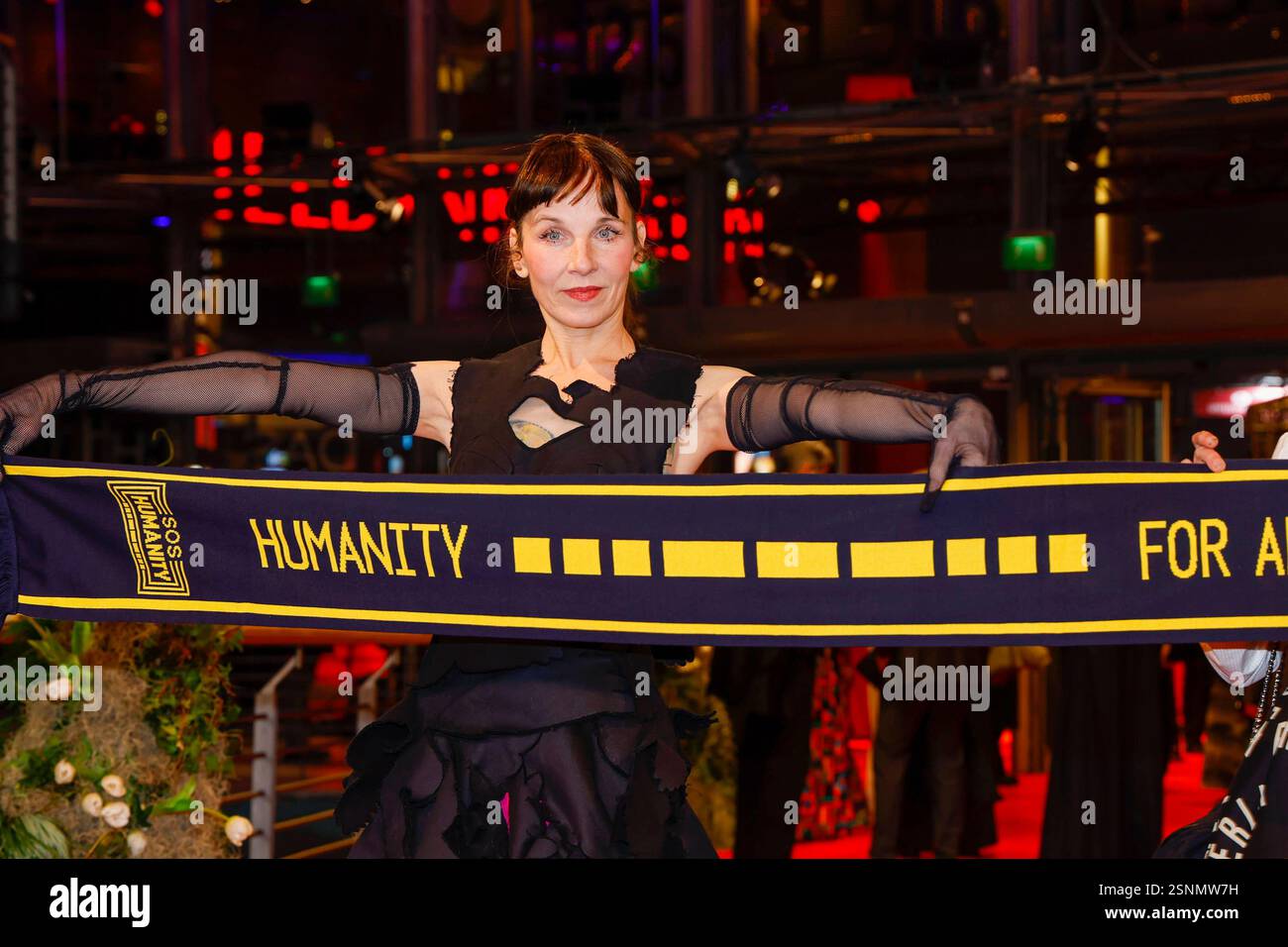 Meret Becker bei der Premiere Das Licht und roter Teppich zur Eröffnung der 75. Internationalen ...