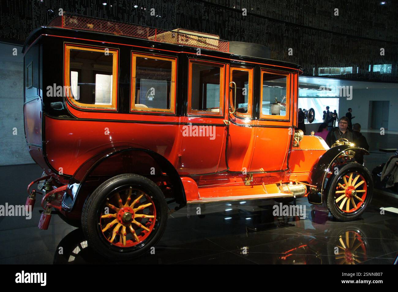 A red Mercedes-Benz Simplex 60 PS limousine, an early luxury car from ...