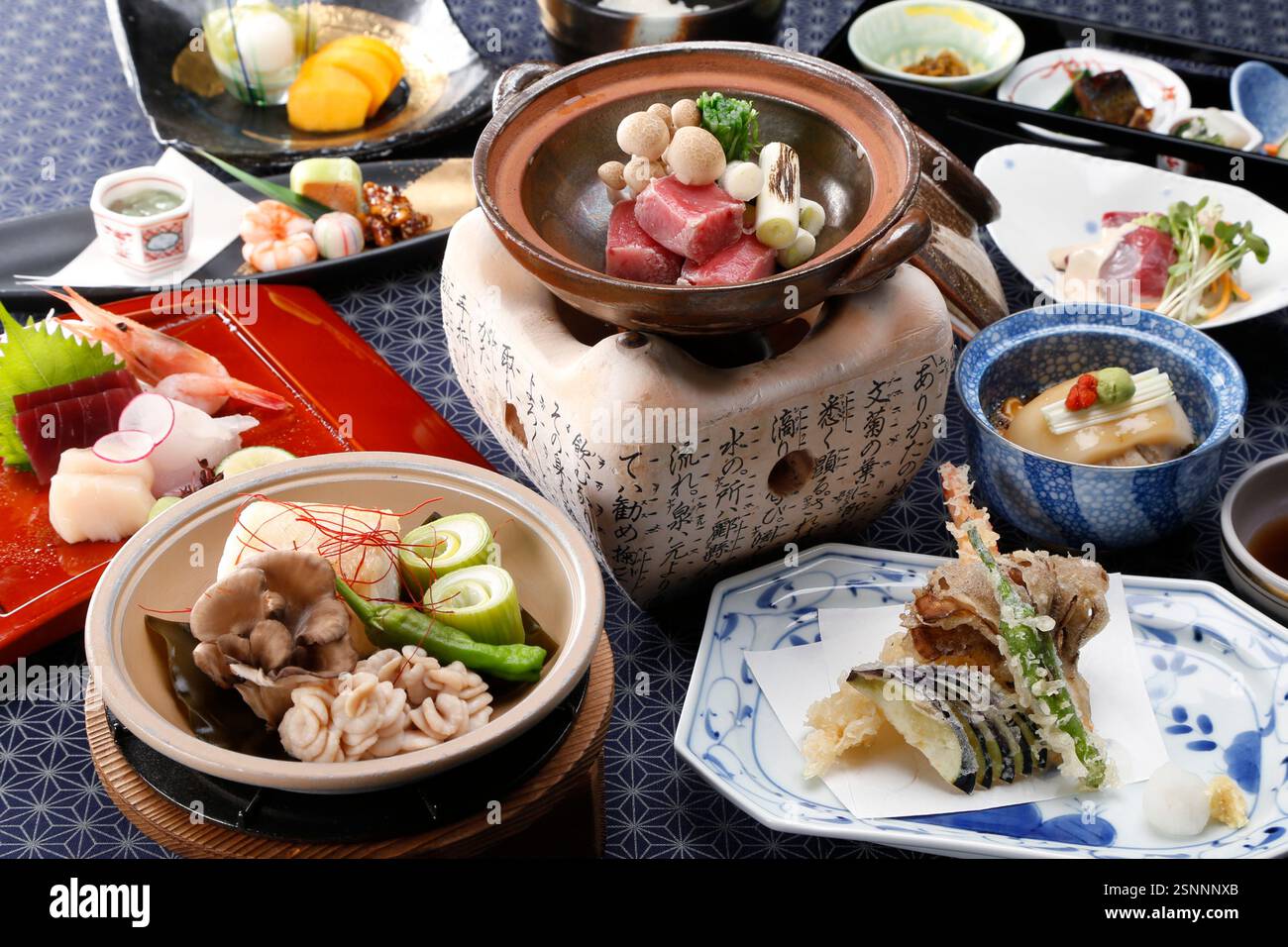 Meat and seafood hot pot course set Stock Photo - Alamy