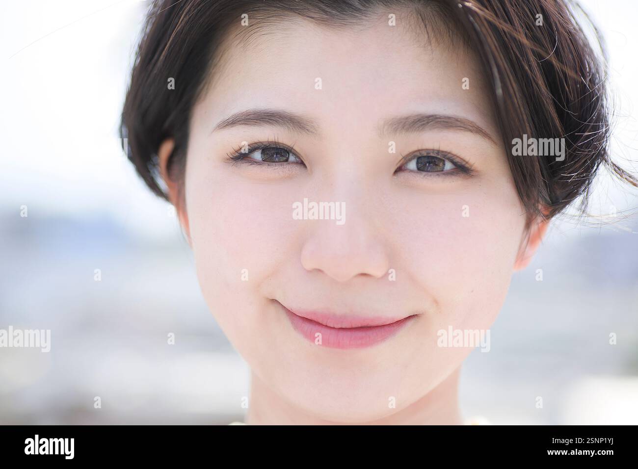 Young woman in her 20s smiling Stock Photo - Alamy