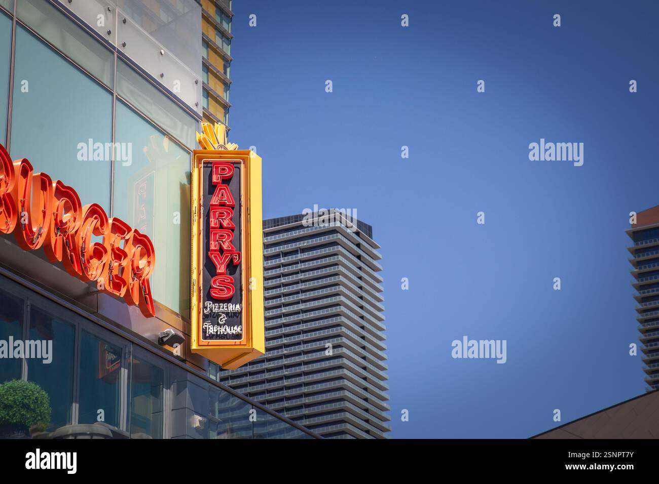 LAS VEGAS, AUGUST 18, 2024: A vibrant Parry’s Pizzeria & Taphouse sign ...