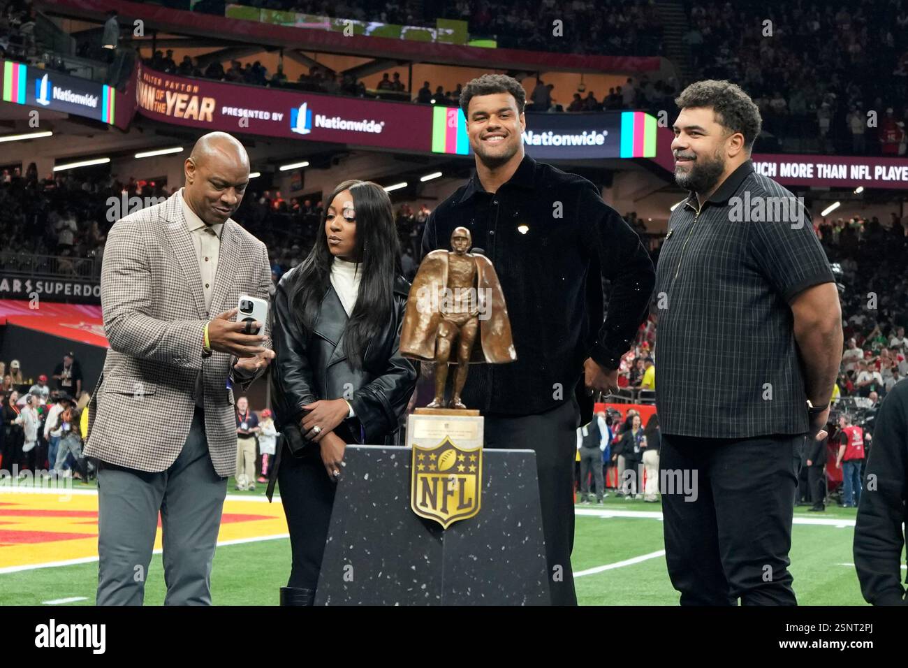 The 2024 Walter Payton NFL Man of the Year winner, Erik Armstead ...