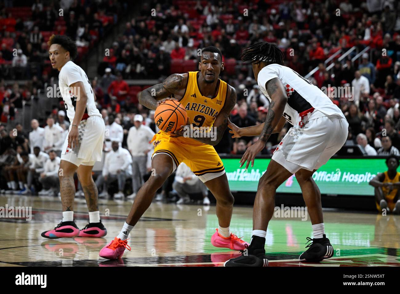 Arizona State center Shawn Phillips Jr. (9) drives to the basket ...