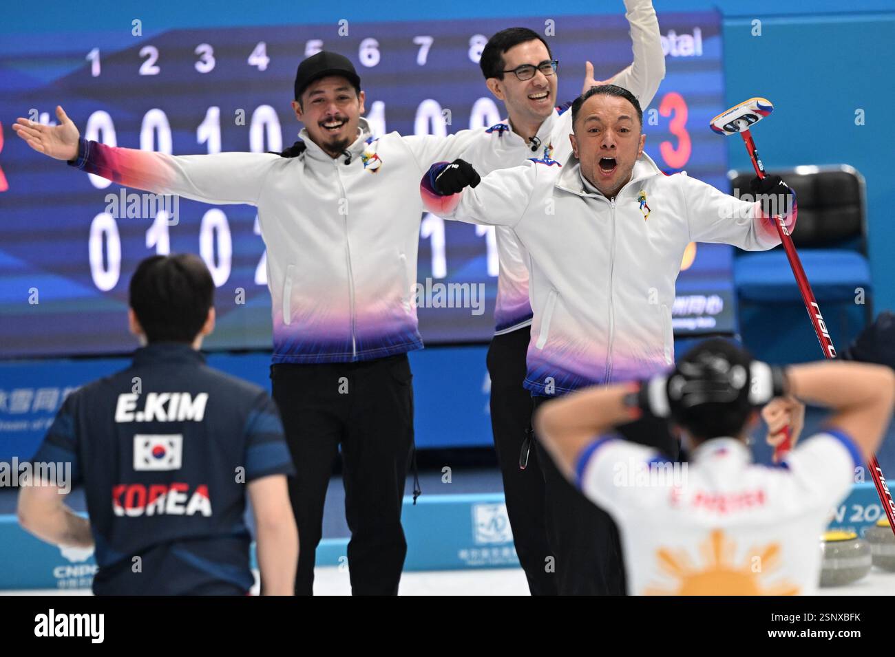 (250214) -- HARBIN, Feb. 14, 2025 (Xinhua) -- Christian Haller (C, top ...