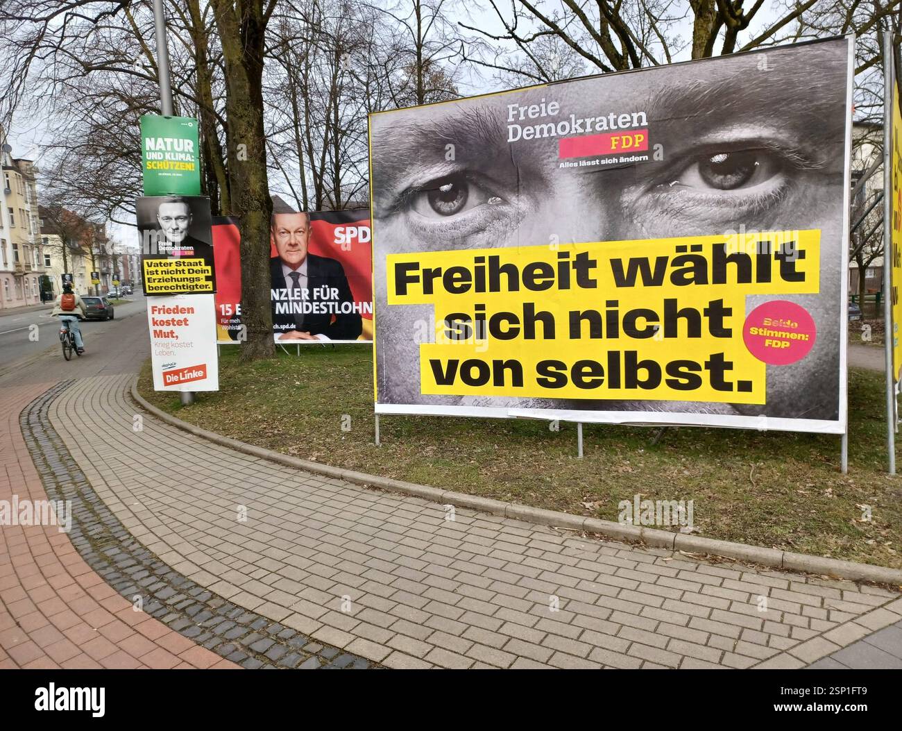 Feature / Symbol: Wahlplakate zur Bundestagswahl 02/25 thg Wahlwerbung ...