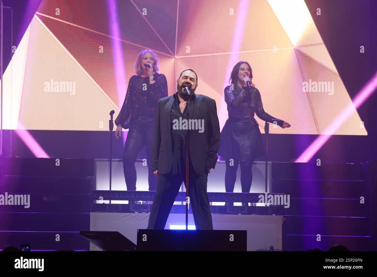 13.02.2025, Alphaville, Saenger Marian Gold, im Konzert live im ...