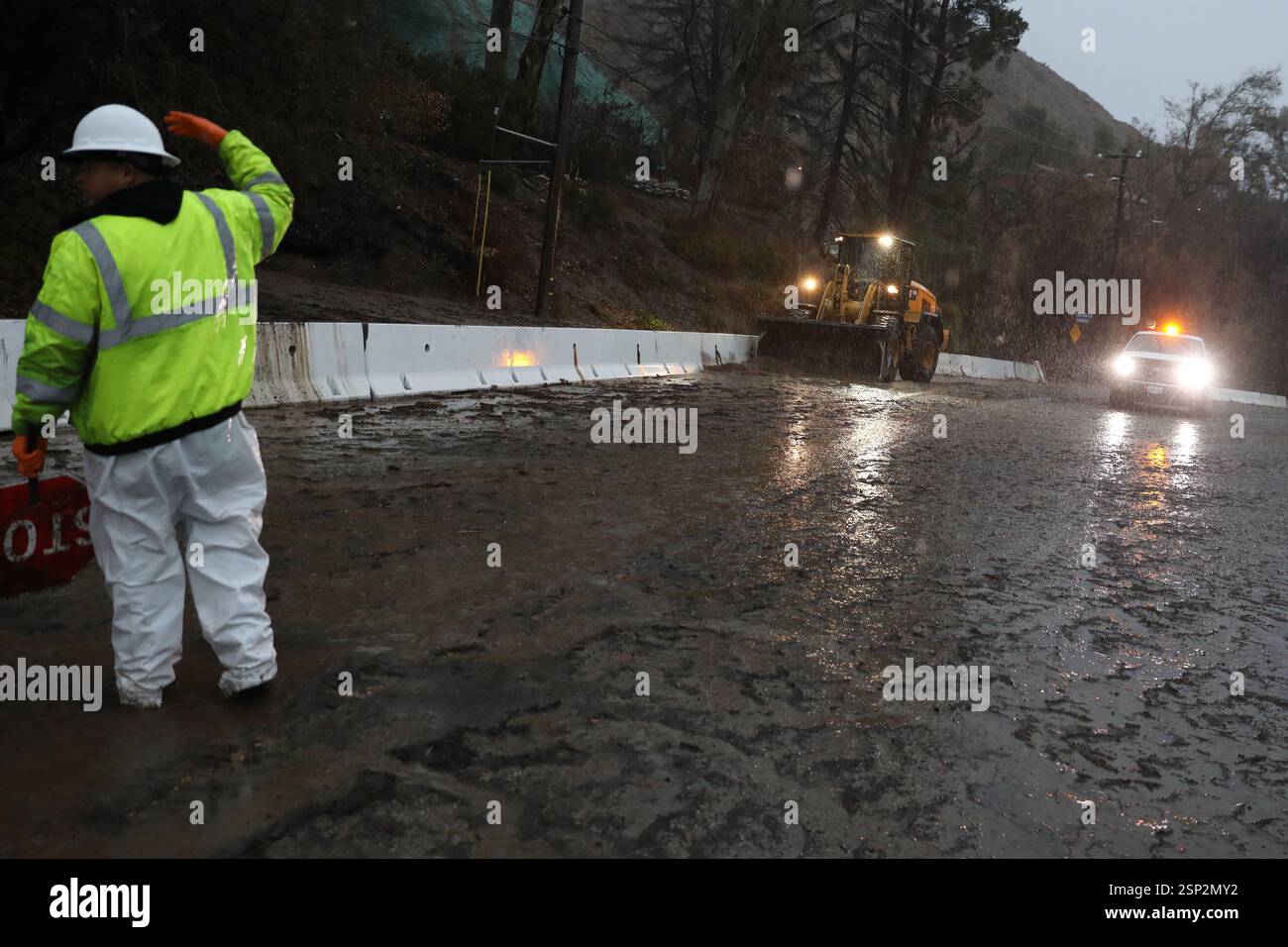 (250214) -- ALTADENA, Feb. 14, 2025 (Xinhua) -- An engineering machine ...