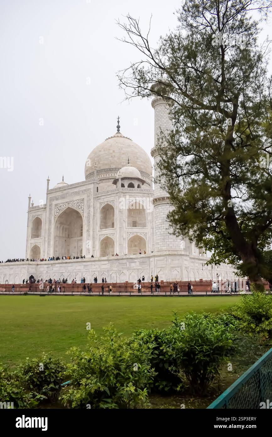 Amazing view of Taj Mahal which is among seven world wonders. Famous ...