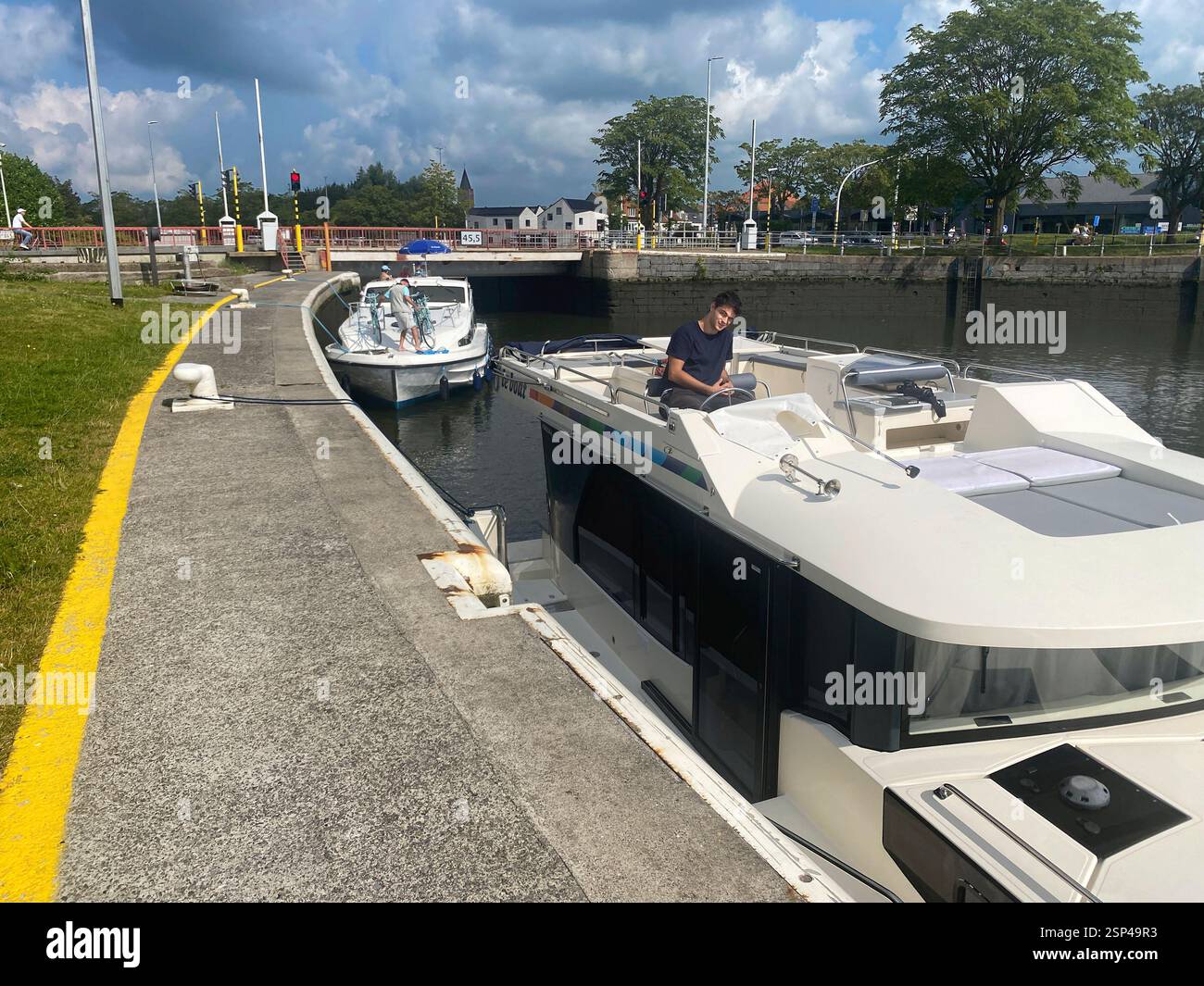 Le boat crossing Dampoortsluis Bridge being crossing on the canal in ...