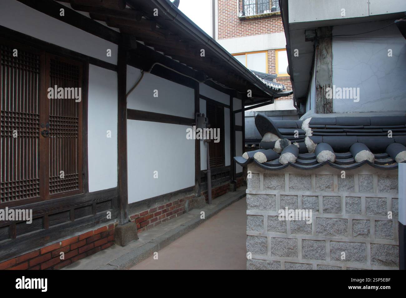 Alleyway. Traditional Korean Hanok house with white walls and dark wood ...