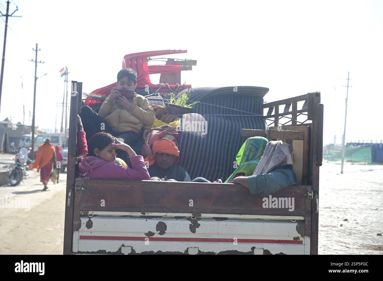 Prayagraj, Uttar Pradesh, India. 14th Feb, 2025. Prayagraj: Kalpwasi ...