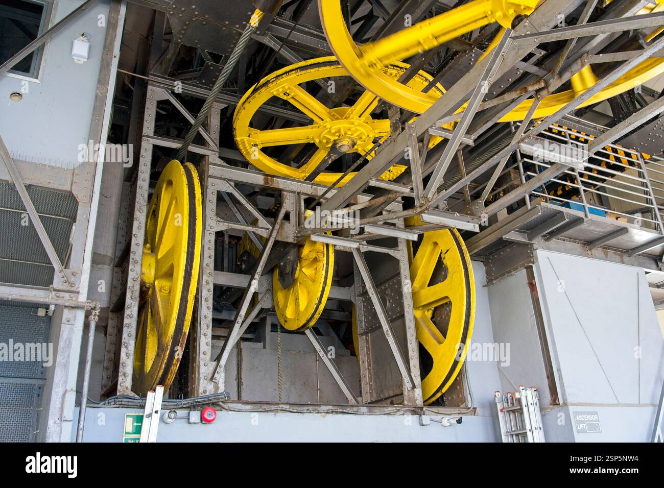Cable car ski lift pulley hi-res stock photography and images - Alamy