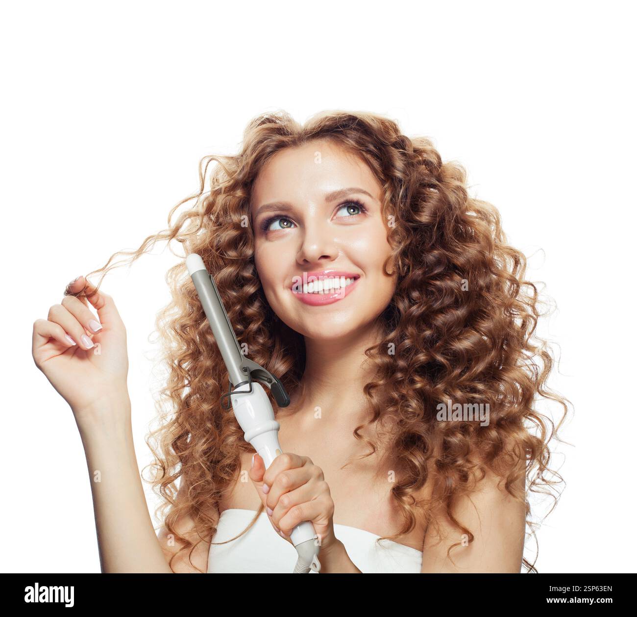 Pretty brunette model using curling iron on white background. Coiffure ...