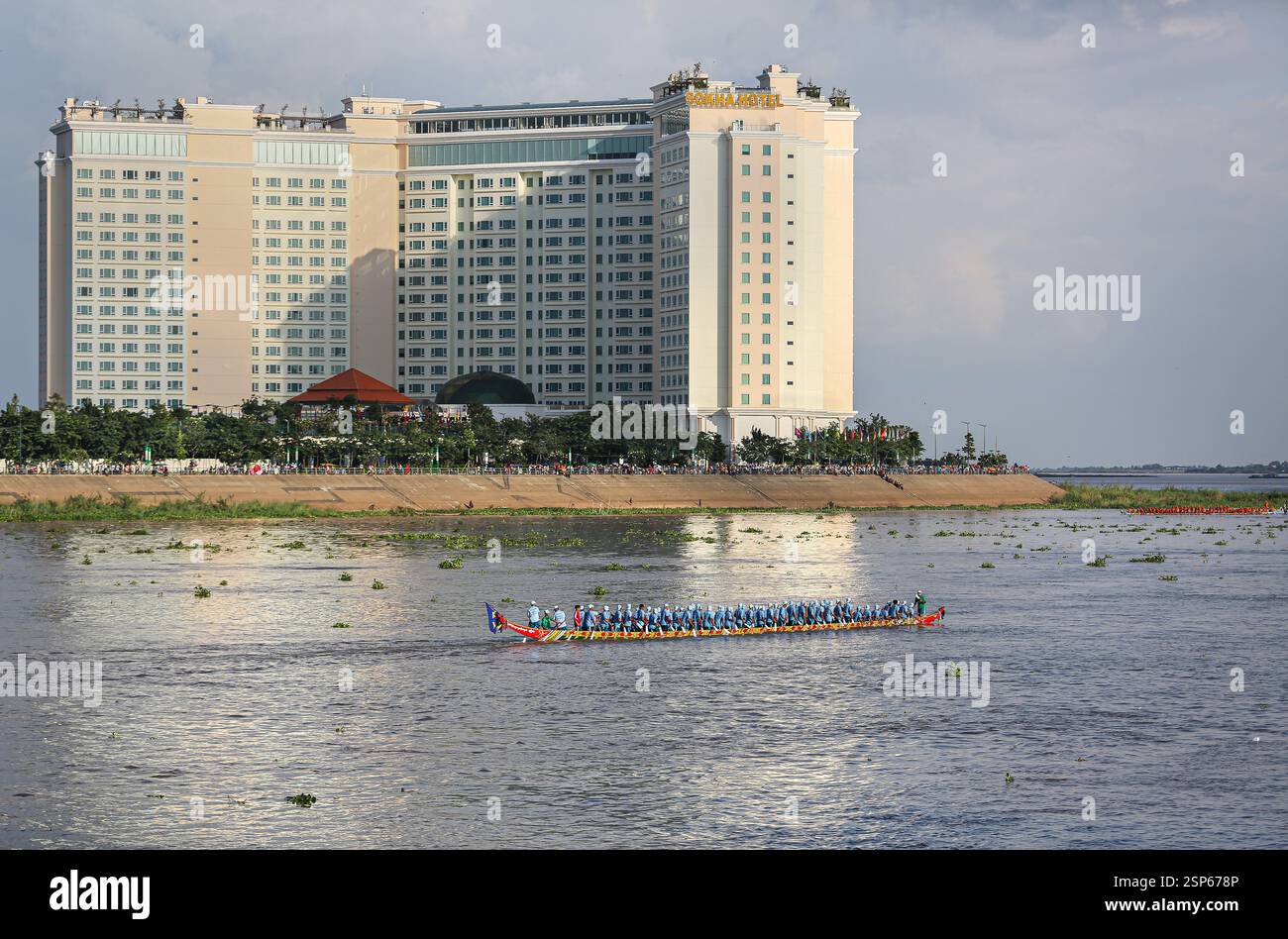 Dragon boats racing competition for Bon Om Touk Water Festival in Phnom ...