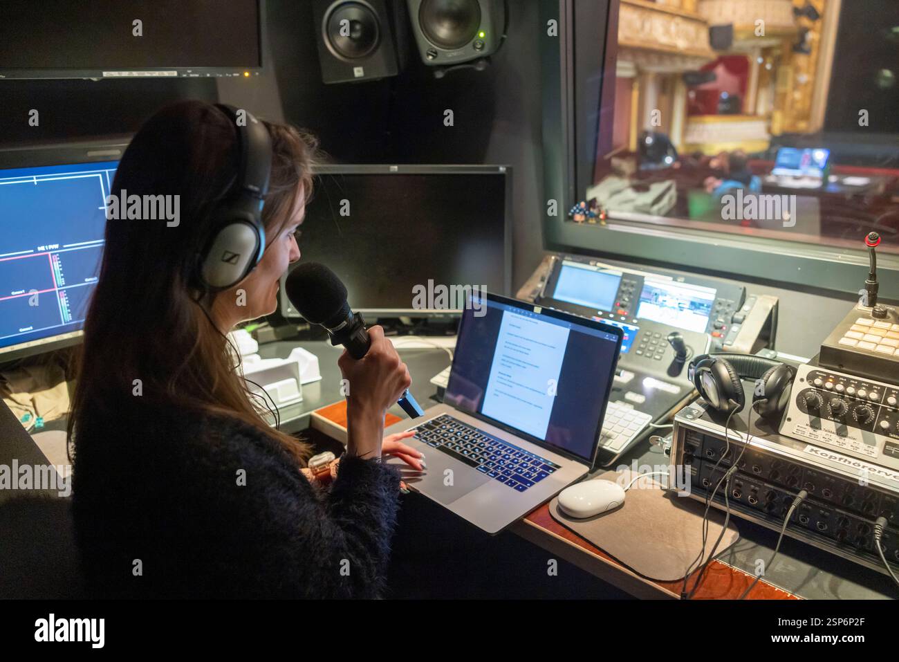 Live audio description hi-res stock photography and images - Alamy