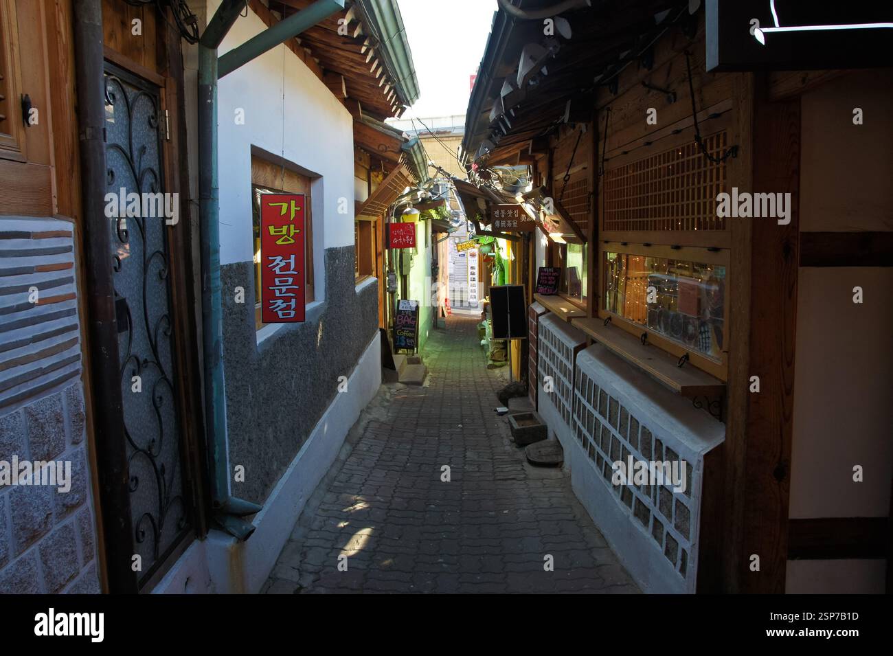 Korean hanoks hi-res stock photography and images - Alamy